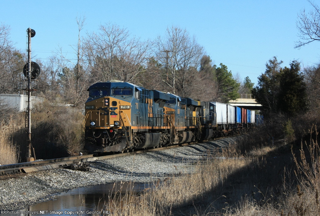 CSX 710 and train Q033
